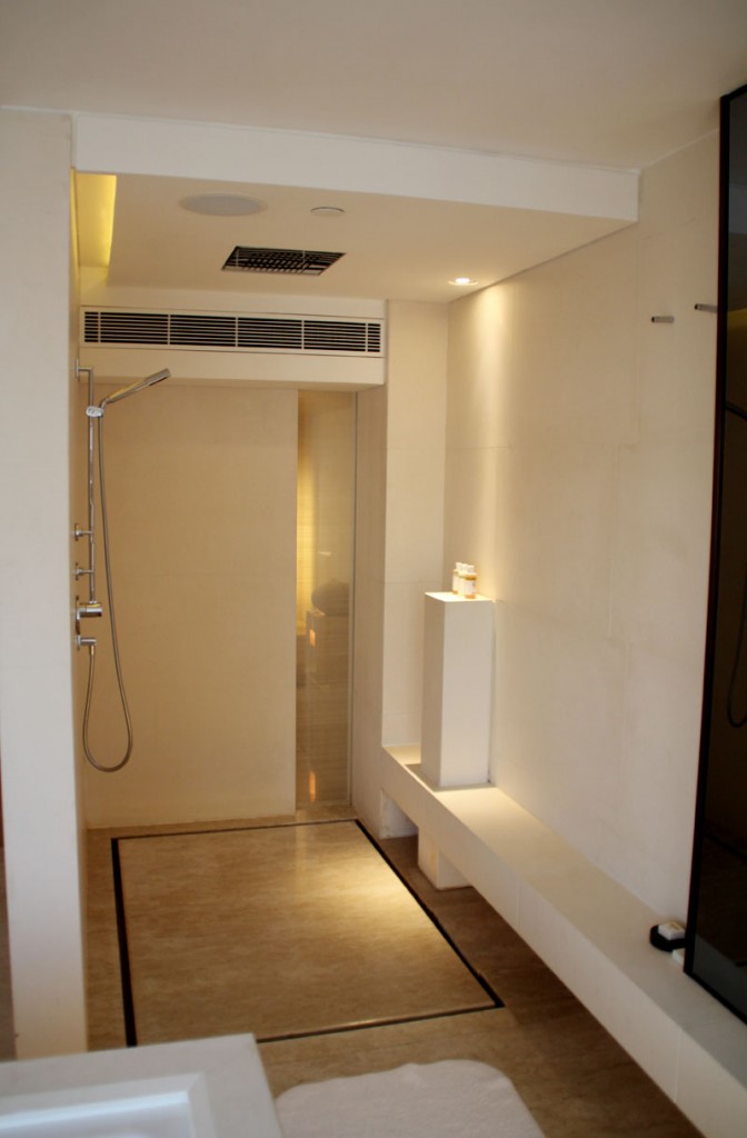 Walk-in rain shower at The Upper House, Hong Kong | Alain Gayot Photos ...